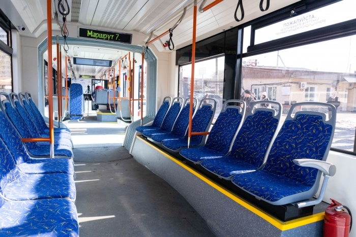 Жители Улан-Удэ по привычке ищут таблички с QR-кодами в трамваях